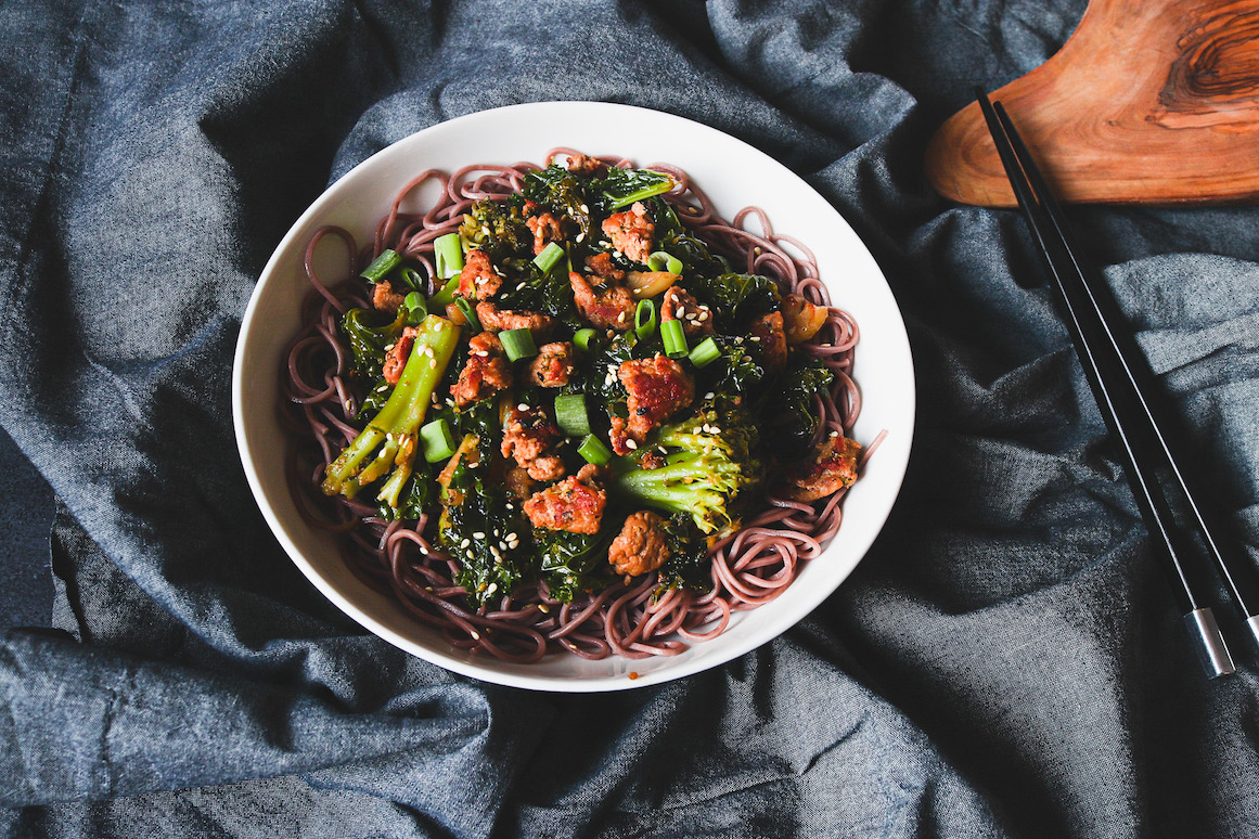 Porc haché au sésame et gingembre avec légumes verts et nouilles soba ...
